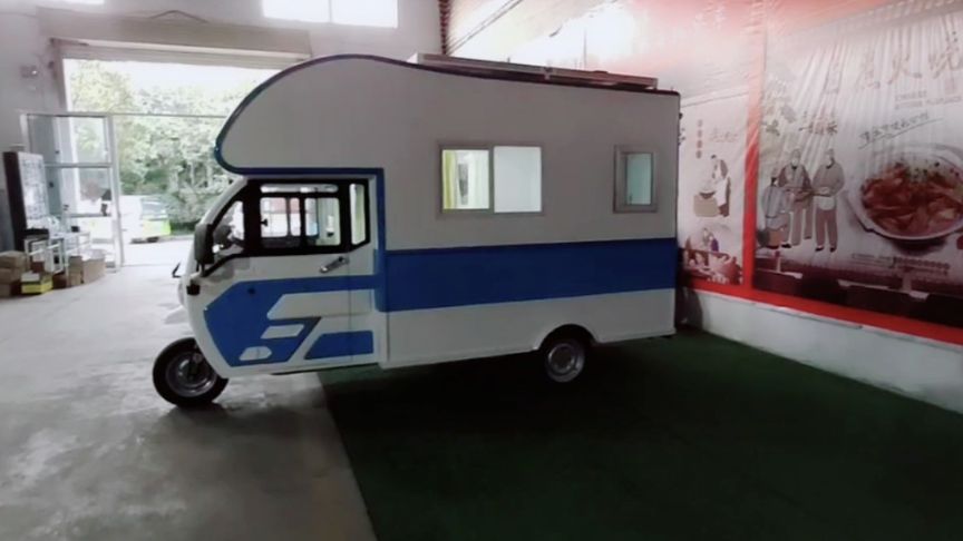 这款电动三轮房车适合喜欢旅行的人使用,太阳能板发电发电机都有