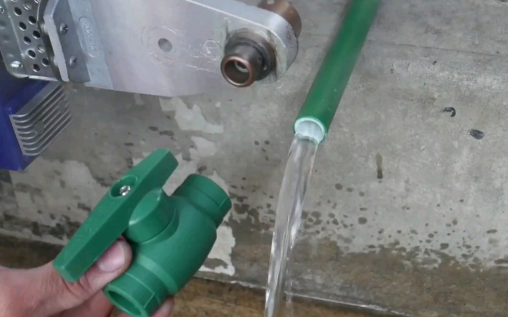 带水热熔接水管教程,老水电工经常用的维修管道和临时接水方法