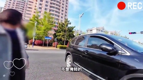 自行车撞上轿车,主要责任是谁?