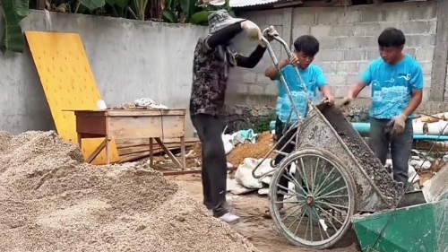 小胖老总非常舍得添置设备,就连移动脚手架都买了不少