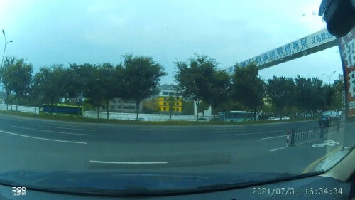 转弯不确认安全后通过路口