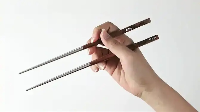掌握筷子的使用技巧,提升你的餐桌礼仪与优雅度