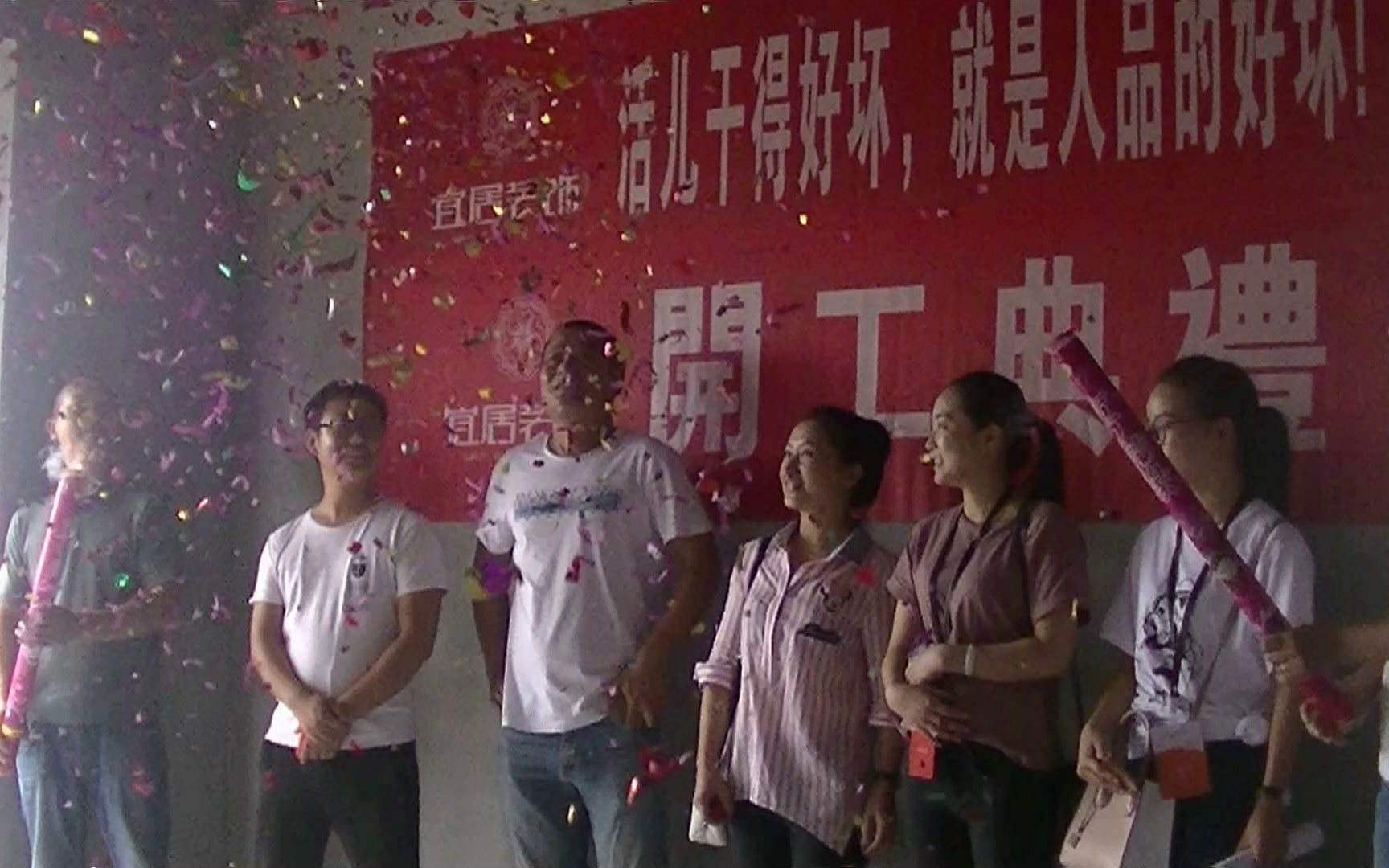 家里装修,施工方非要我敲3下墙,不知是什么意思?
