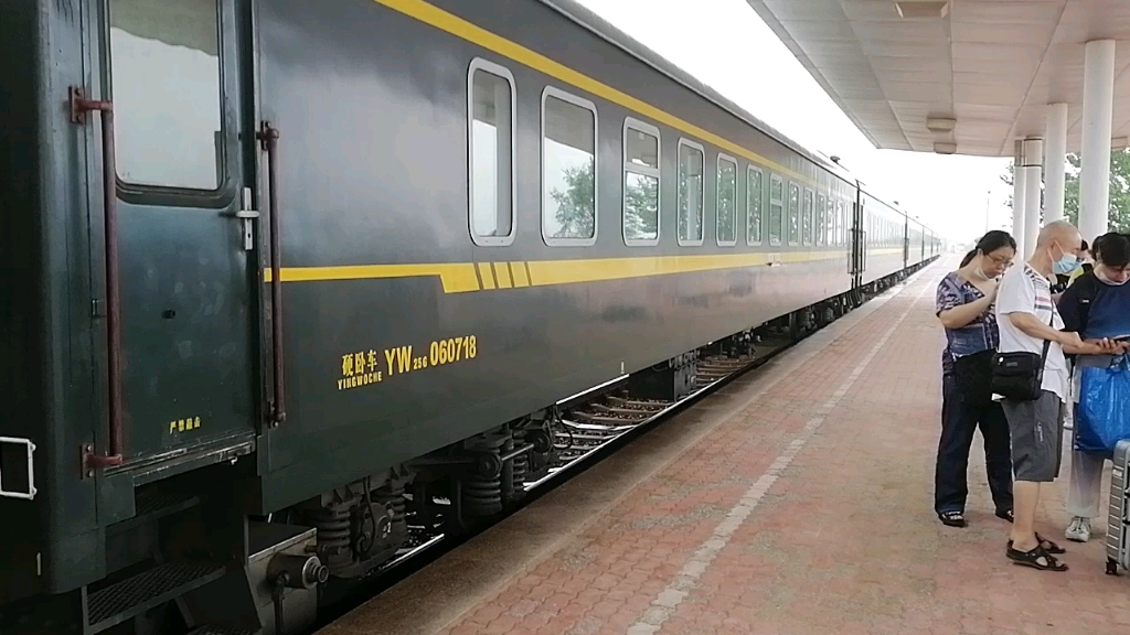 【中国铁路】DF4B牵引K1068次列车驶离乳山站