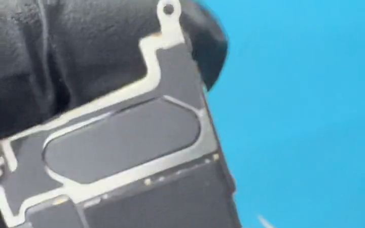 忍痛重摔手机:绝望还是重生?