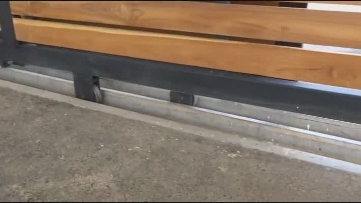 通过角钢做滑轨的推拉门