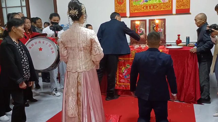 在我们张家界,结婚典礼上一项非常重要的传统习俗