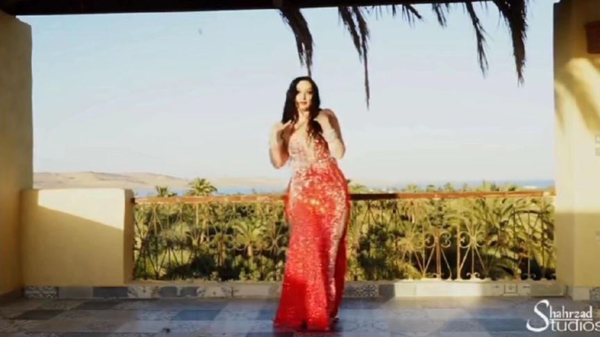 性感红艳的肚皮舞娘 #肚皮舞#美女#性感