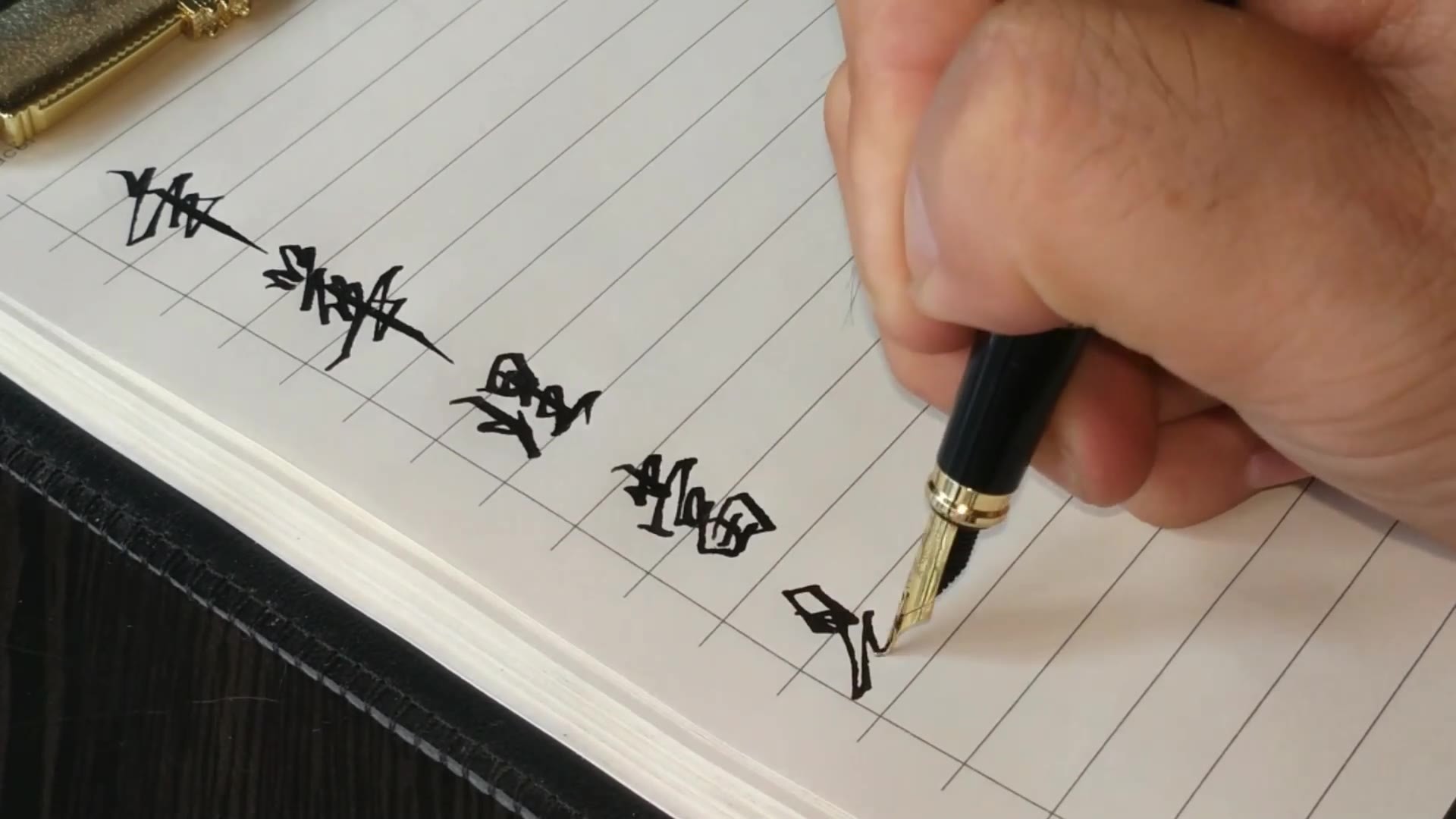 写的一手好字是什么感觉?看年轻小伙自学硬笔书法,内心充满喜欢