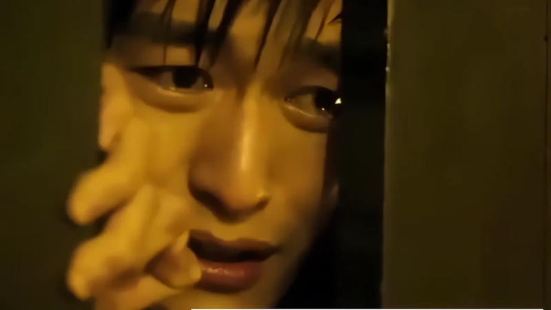 汉奸看到女友被鬼子欺负却选择视而不见