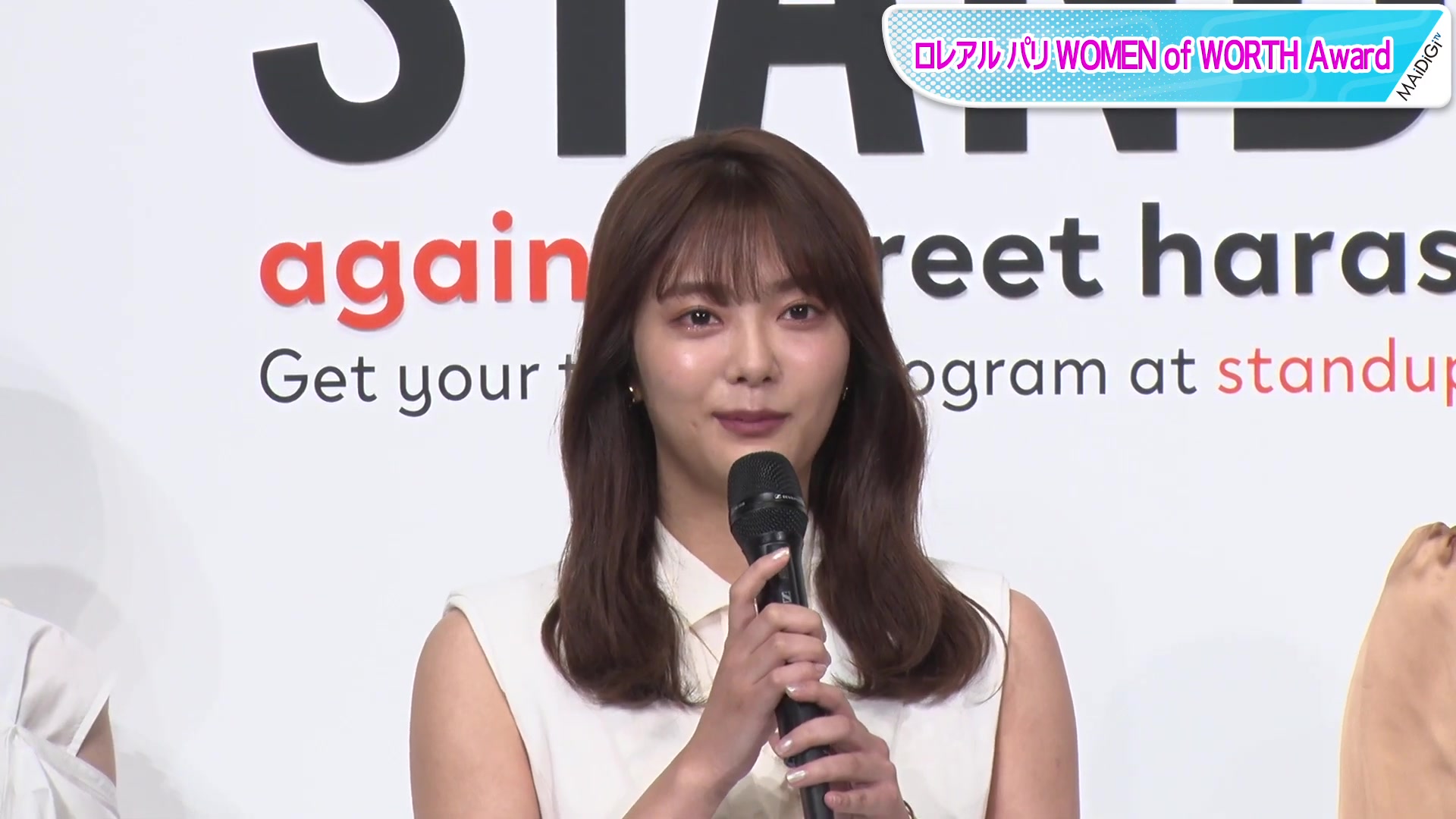 樱坂46田村保乃,无袖的漂亮秋季搭配黄金饰品,充满成熟气息