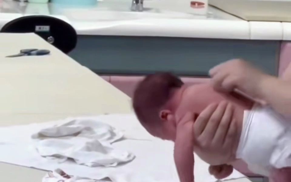 沉浸式感受宝宝出生第二天的第一次洗澡~#新生儿洗澡