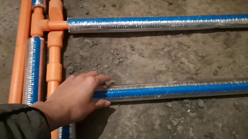 水电阶段正在施工,回水管与保温管,家装监理建议都要做