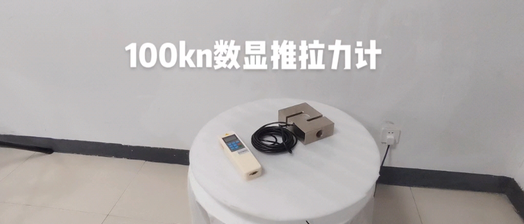 用连线式的推拉力计测试汽车工程车的牵引拉力