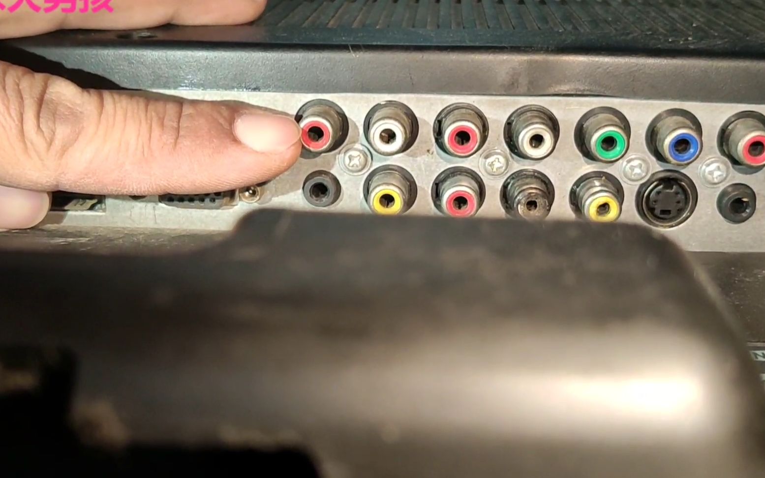 液晶电视机信号线断在电视机里了,让你意想不到的方法,赶紧收藏