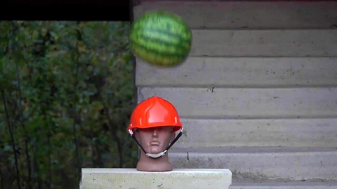 实验:西瓜从高空落在模特建设安全帽上,结果会怎样?