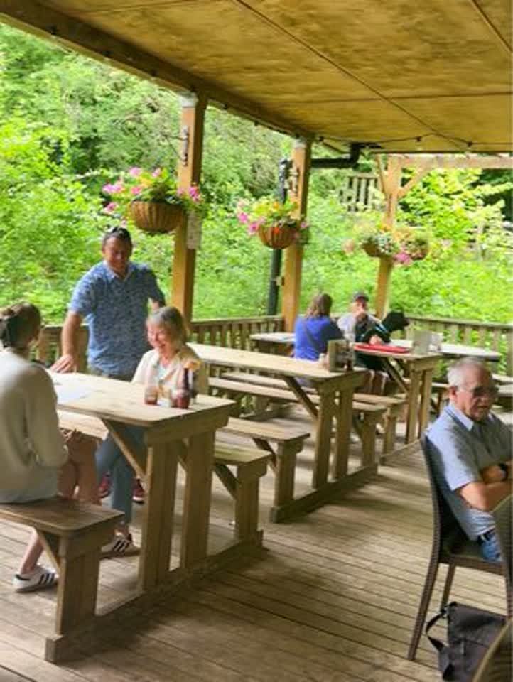 英国乡村很多咖啡店开在森林里,方便遛狗跑步的人吃饭休息聊天,我们...