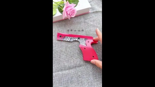 曾经的简单玩具,如今的精致艺术品,纸质皮筋枪华丽转变!