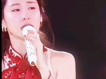 张碧晨演唱会多次落泪 好友黄景瑜救场 《明明你先说爱我》《都怪我...
