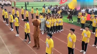 运动会开幕式上,学生们跳的舞蹈真的是太可爱了,充满了活力