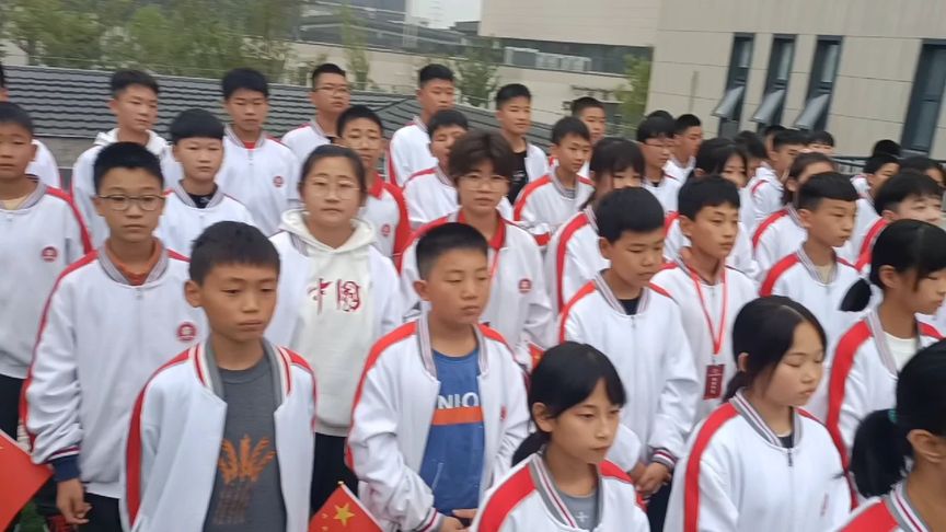 孩子们准备参加校园爱国歌曲大赛而准备的《国家》手语操