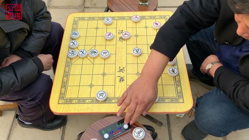 这俩大叔来了一把正规的比赛,计时器也准备好了,技术是真精湛