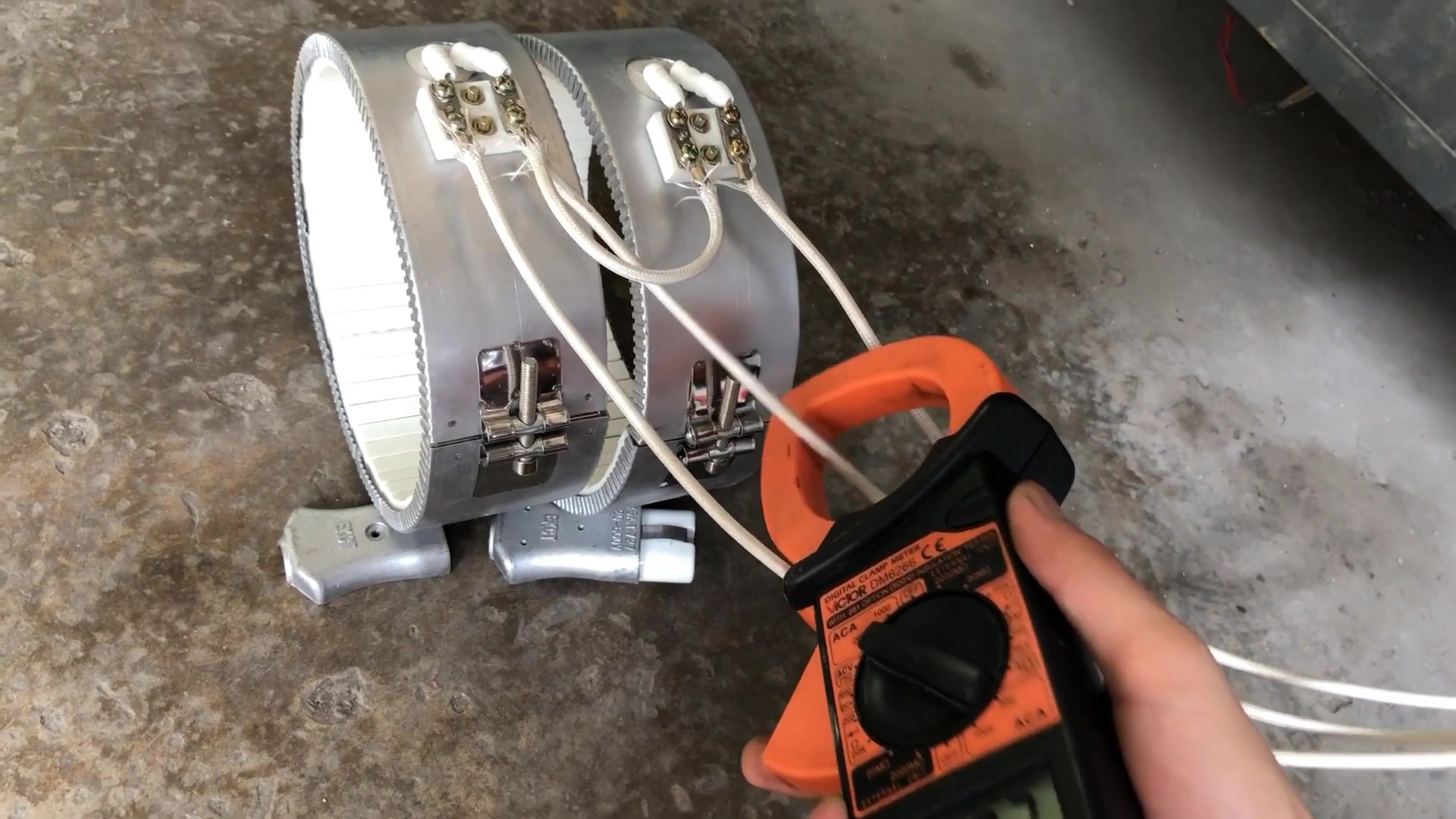 两相火线分别接用电器,它们共零,零线电流等于两火线电流之和?