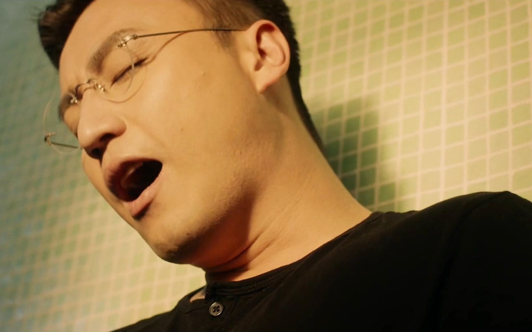 女友住在楼上,老婆住在楼下,男主只能偷偷在楼梯间上下运动