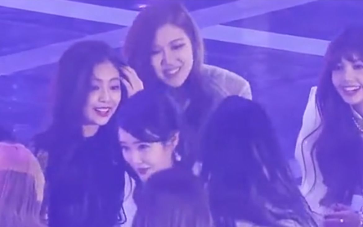 【iuiu李知恩】李知恩补昨天,iu前辈和粉墨相互鞠躬