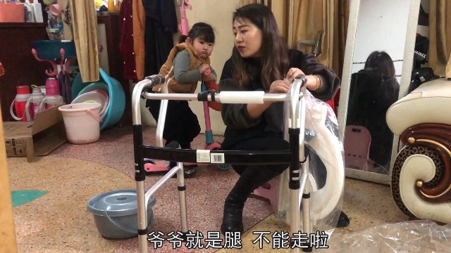 农村媳妇组装助行器,不让女儿乱摸,女儿的回答让人无语了