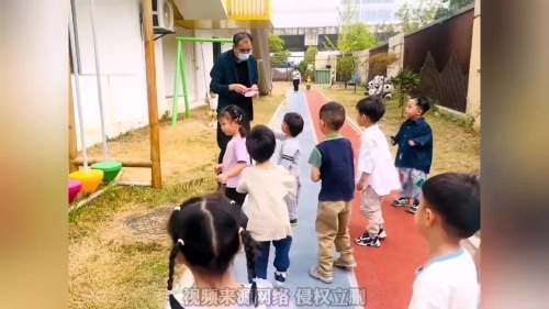 尽管自己很害怕,还是勇敢挡在前面,不让小朋友被骗走