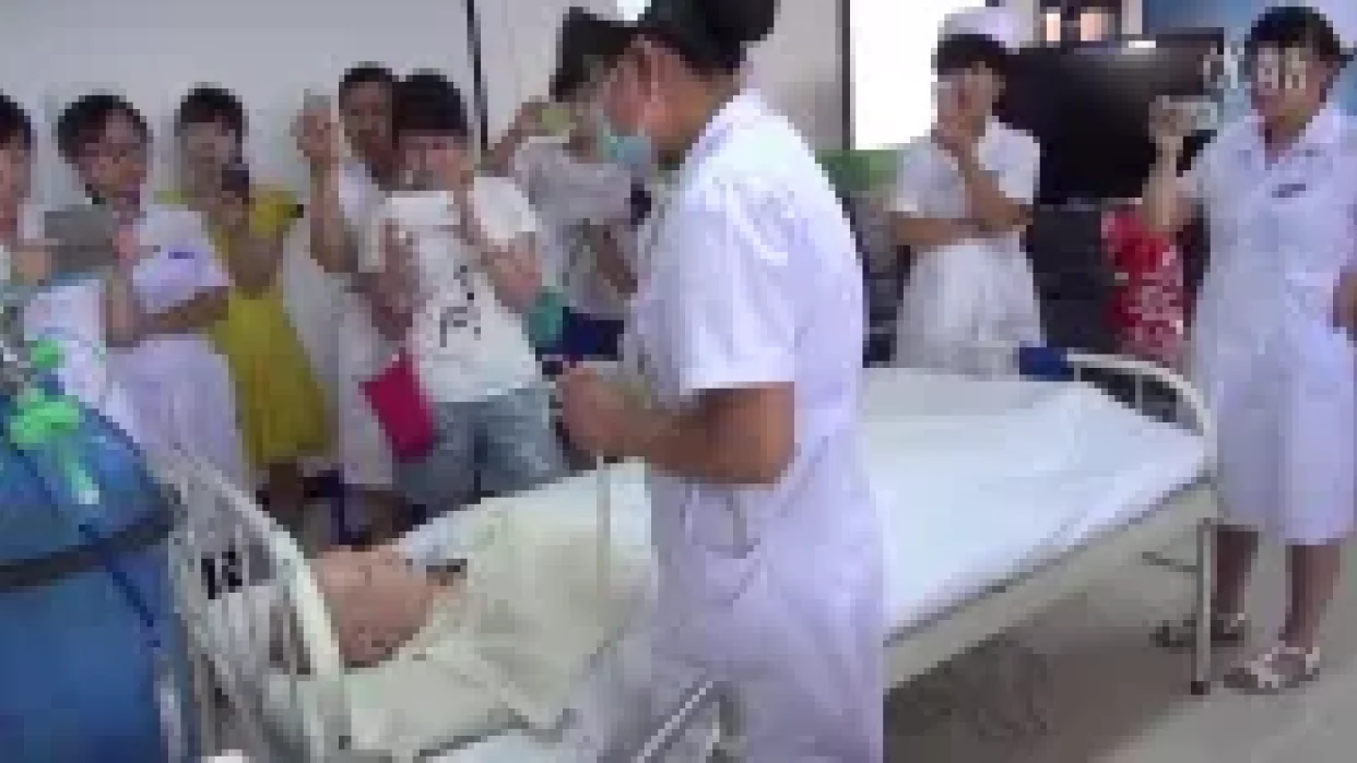 经气管切开吸痰法
