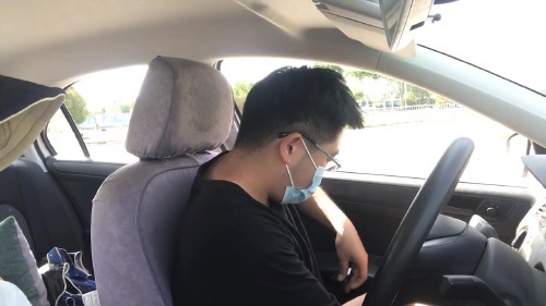 科目二模拟考试,小伙上车不会系安全带,连续在同一项目挂科