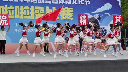 大学校运会开幕式现场,啦啦操表演太精彩了,看着都很开心啊