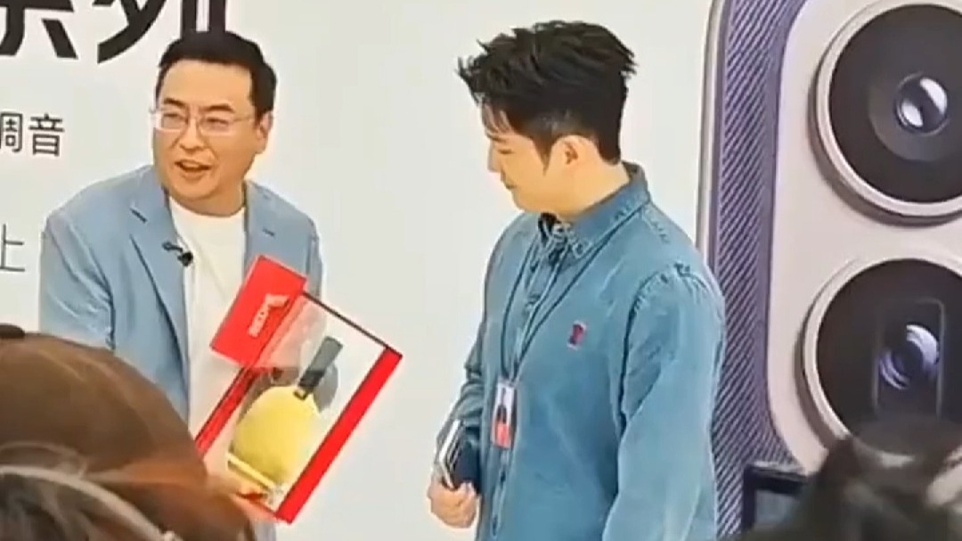 荣耀!樊振东出席活动,获赠金球拍,职业生涯达成超级金满贯