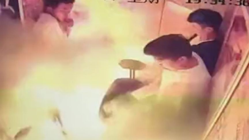 3秒火焰吞噬!成都一电动车电梯内爆炸烧伤多人,其中还有一婴儿