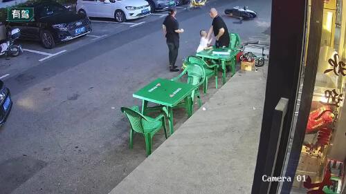 惊呆!无人操控油门,汽车竟自动加速狂飙!