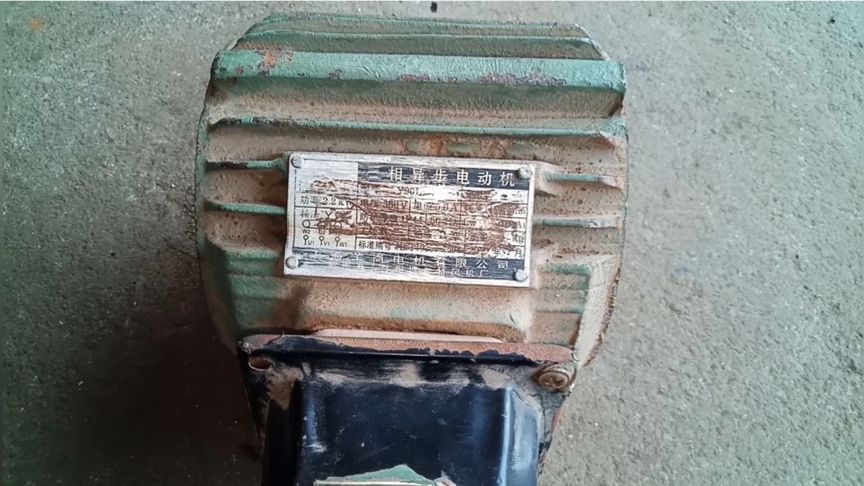 电机铭牌写是2.2千瓦4极,实际电机才0.75千瓦,这铭牌也太奇葩
