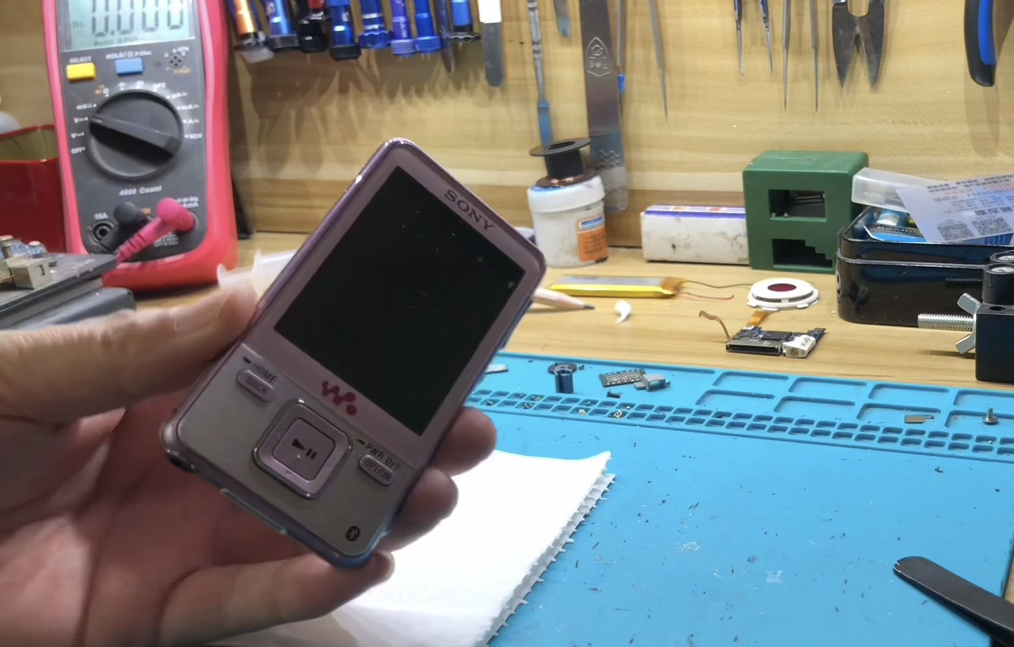 索尼NW-A828音乐播放器,进水闲置后开机不进系统修复