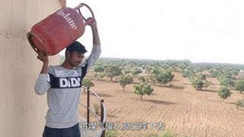煤气罐真的安全吗?老外作死尝试,将煤气罐从高空摔下去!