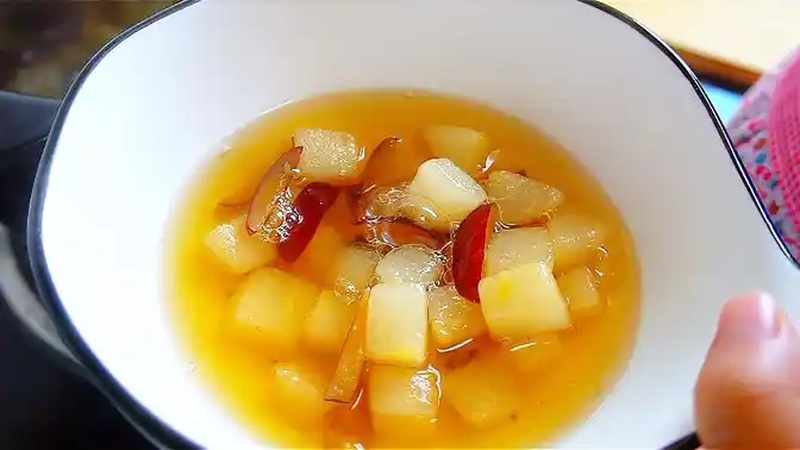 秋天多给孩子煮这道梨水汤,清甜润肺,增强抵抗力,换季不生病