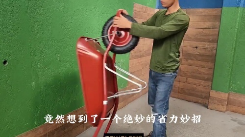 如何制作电动车,小伙用平衡车制作了一台省时省力的电动小推车