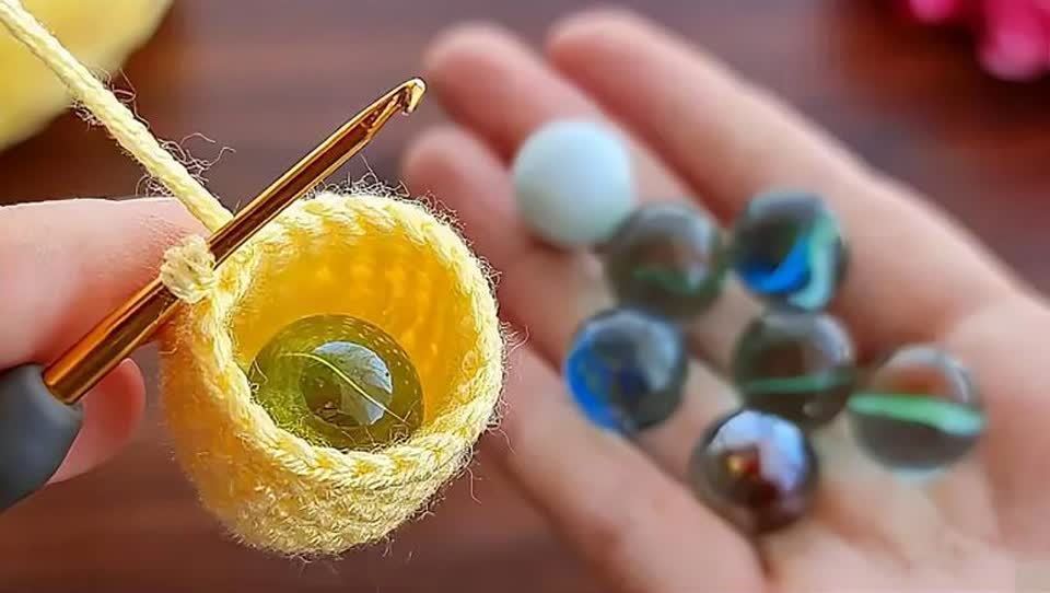 小弹珠别扔,用毛线简单编织下,成品美得不要不要的