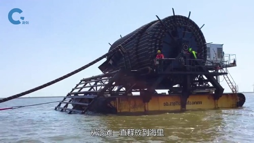 海底电缆是如何铺设的?两台机器前后同时工作,从沙滩铺设到海底