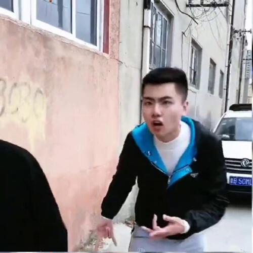 小伙模仿残疾人走路,结果草率了