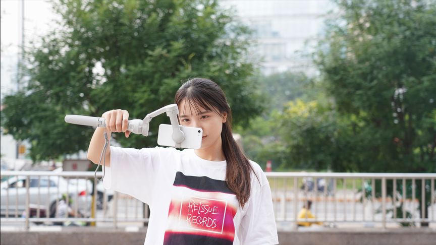 大疆OSMO 4手持云台到底有多强?我们拿着它坐上飞机来了一段航拍