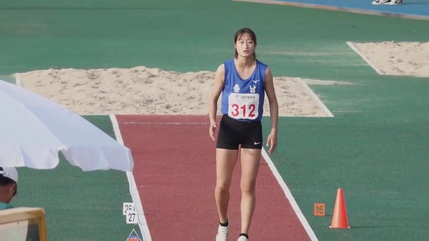 韩国高中运动会女子跳远,这位女生好强啊,请看慢动作回放