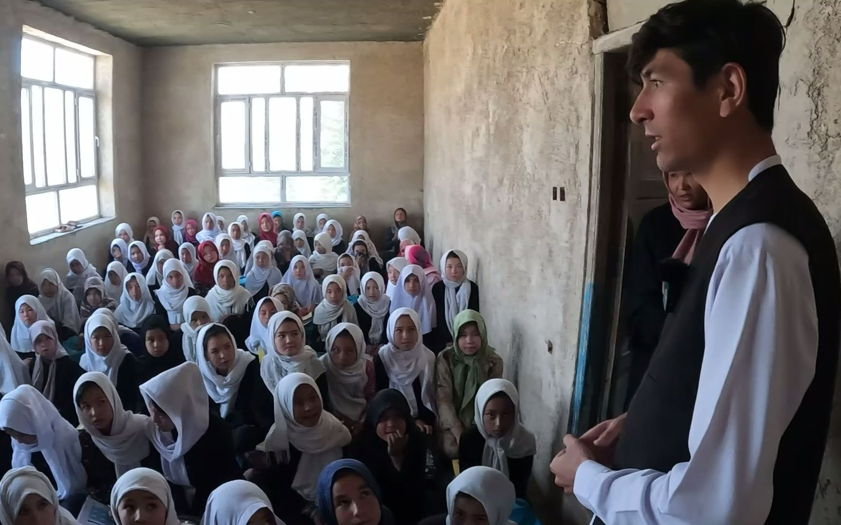 阿富汗女生学校,7位老师教4000名学生,没想到她们教室竟然是这样的?