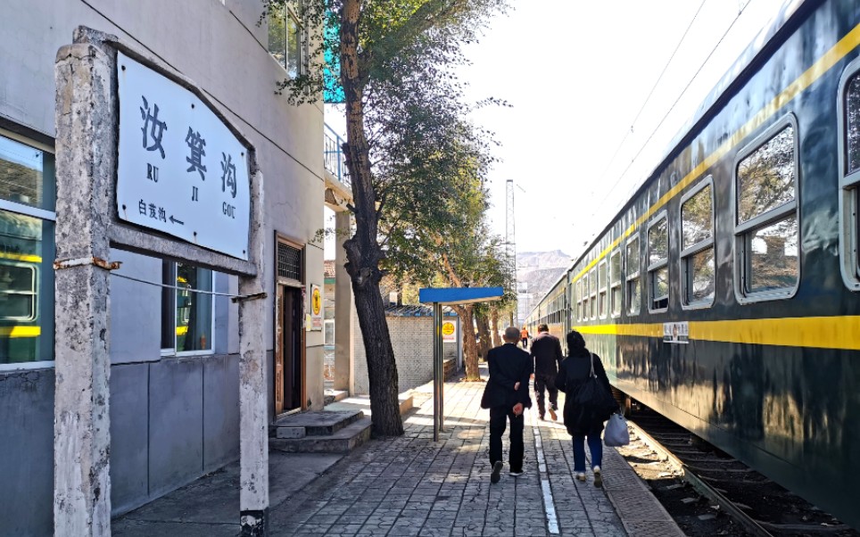 【火车旅行】可以开窗的绿皮车,令人向往