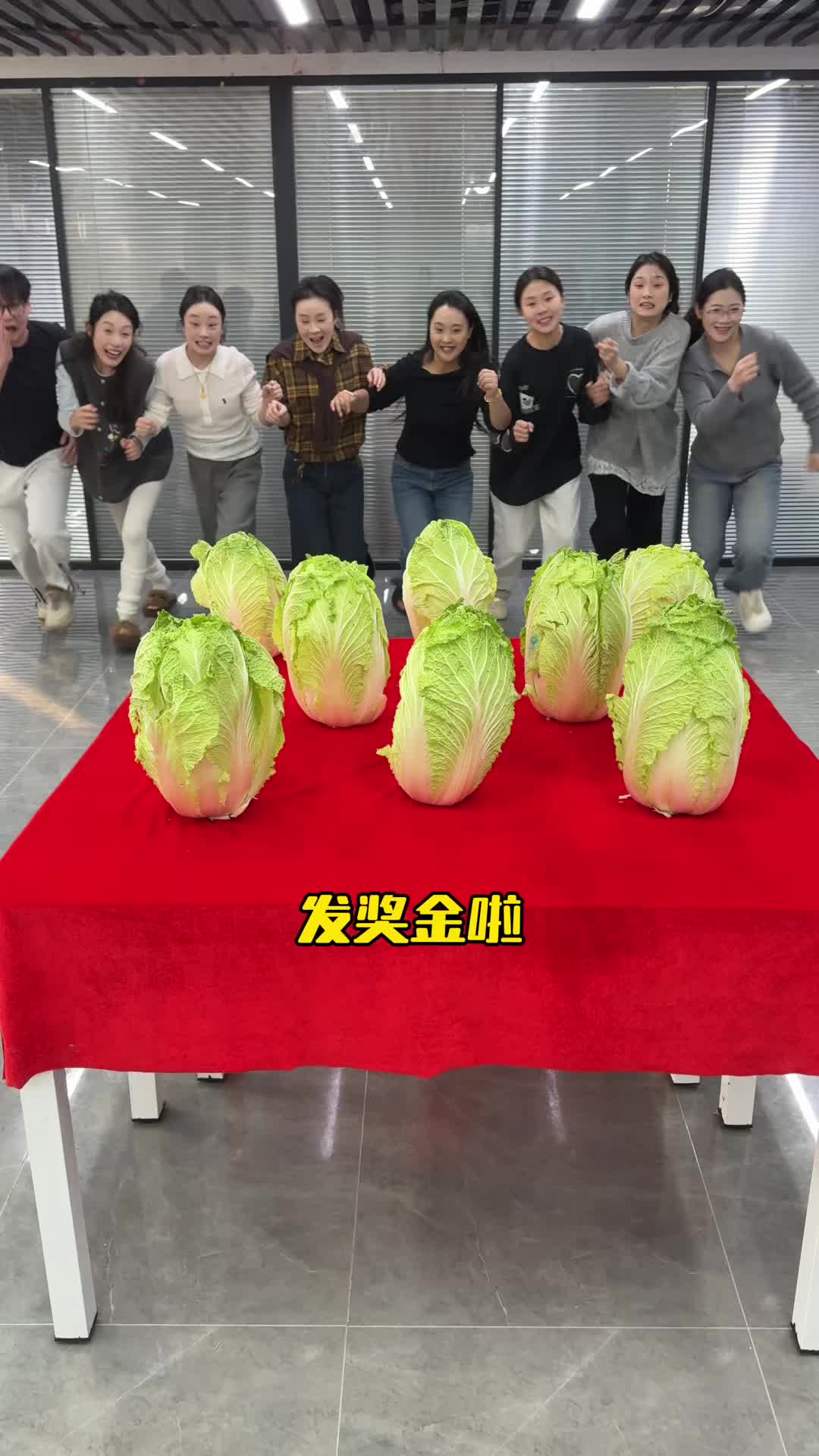 文案:#办公室游戏 白菜盲盒 猜猜琦琦唱的什么歌?#万万没想到#欢乐...